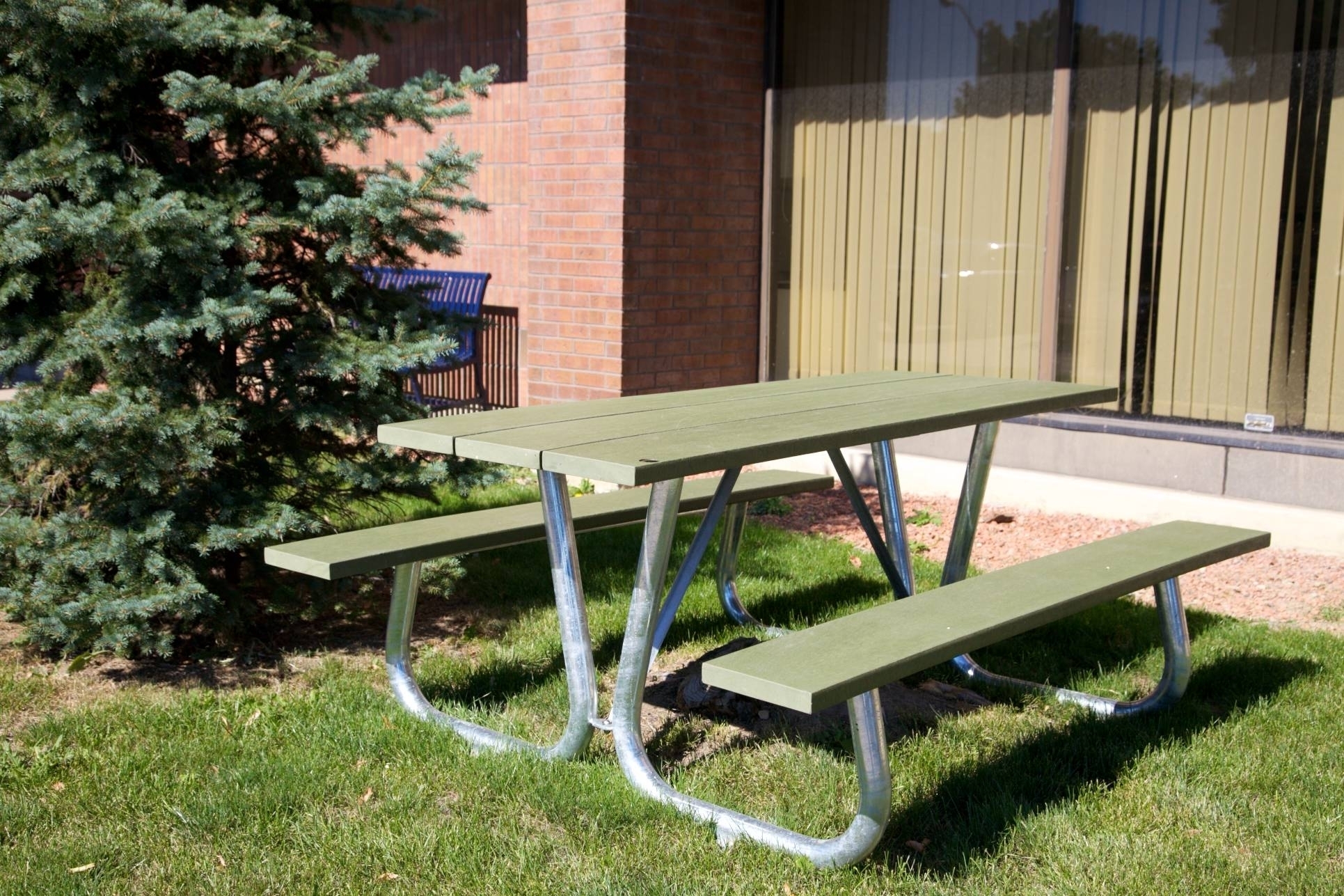 V Frame Picnic Table – Sturdy Steel Frame & Accessibility