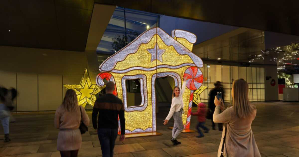 Creating a Magical Mall Santa Display That Delights Kids and Adults Alike