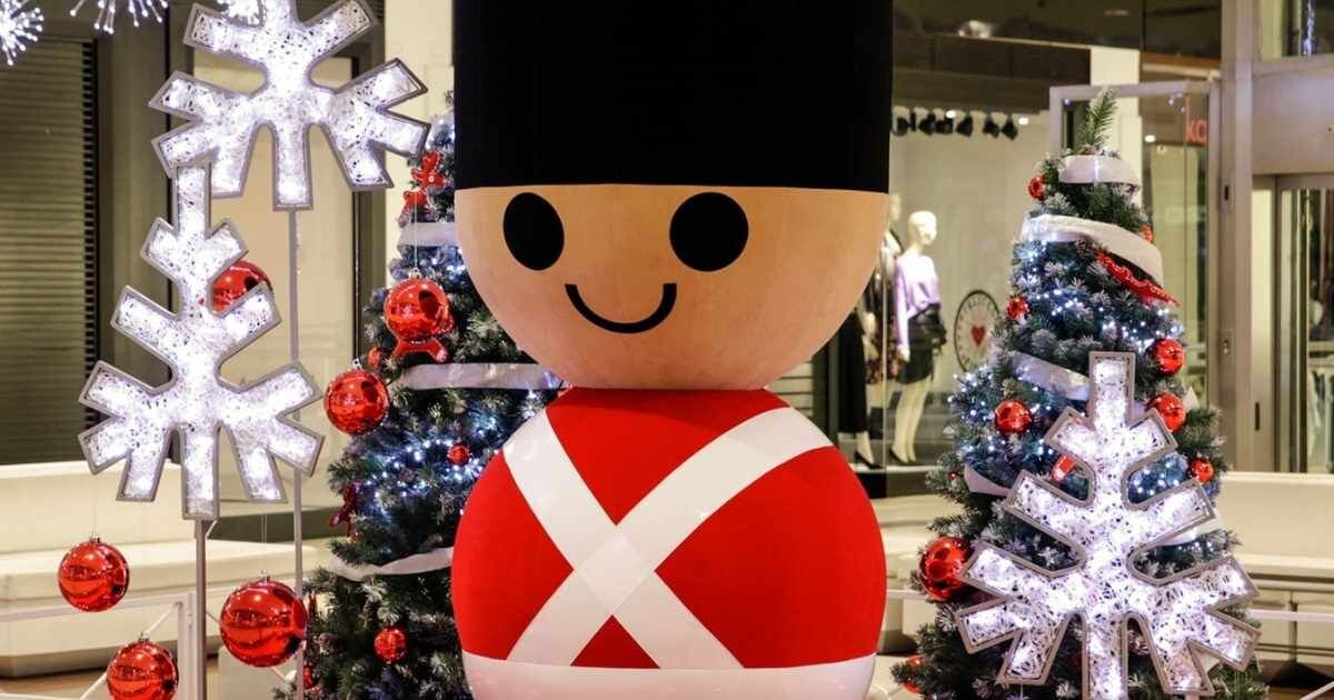 Creating a Magical Mall Santa Display That Delights Kids and Adults Alike